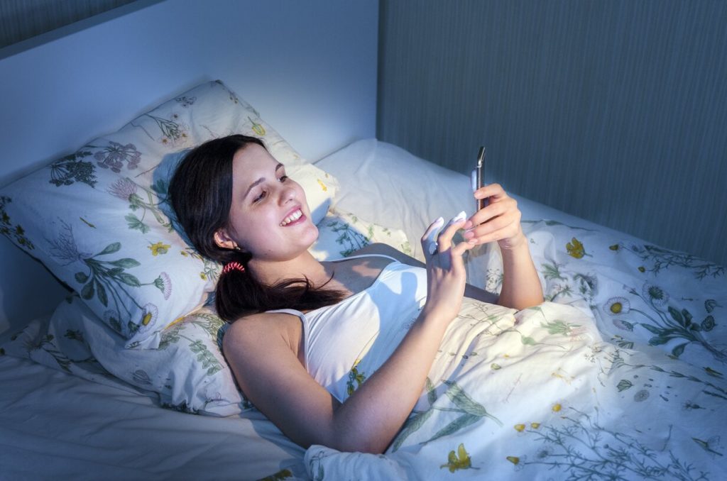 Turning Off Electronics One Hour Before Bed Will Keep You Healthy ...
